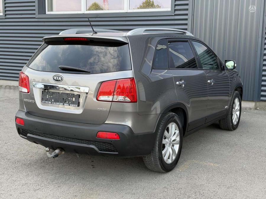 Grey Kia Sorento 2010 in Taurage, with an engine capacity of 2.20 L and mileage of 239 thousand km for 5200 €, photo 7 on AUTOMOTO.COM.LV