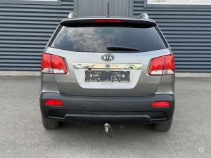 Grey Kia Sorento 2010 in Taurage, with an engine capacity of 2.20 L and mileage of 239 thousand km for 5200 €, photo 8 on AUTOMOTO.COM.LV