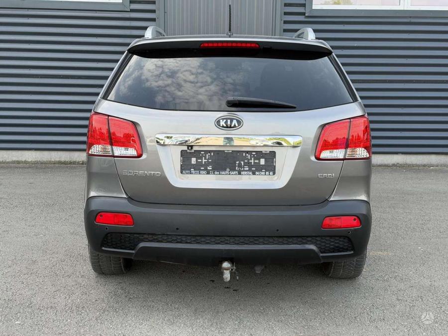 Grey Kia Sorento 2010 in Taurage, with an engine capacity of 2.20 L and mileage of 239 thousand km for 5200 €, photo 8 on AUTOMOTO.COM.LV