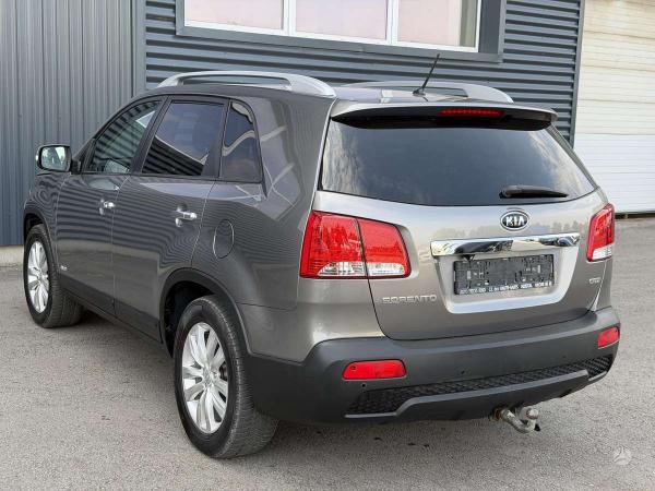 Grey Kia Sorento 2010 in Taurage, with an engine capacity of 2.20 L and mileage of 239 thousand km for 5200 €, photo 8 on AUTOMOTO.COM.LV