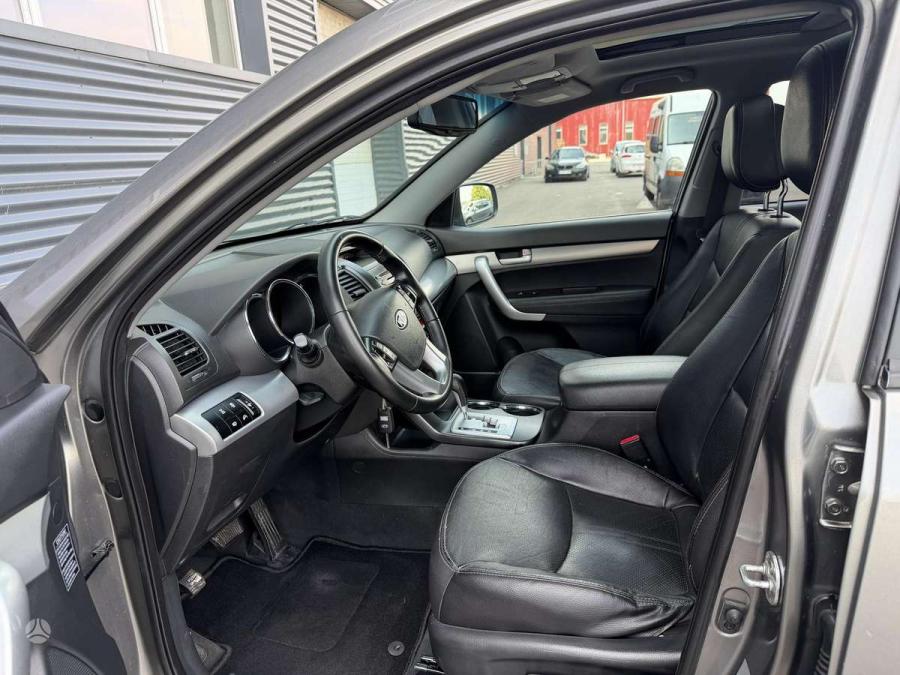 Grey Kia Sorento 2010 in Taurage, with an engine capacity of 2.20 L and mileage of 239 thousand km for 5200 €, photo 11 on AUTOMOTO.COM.LV