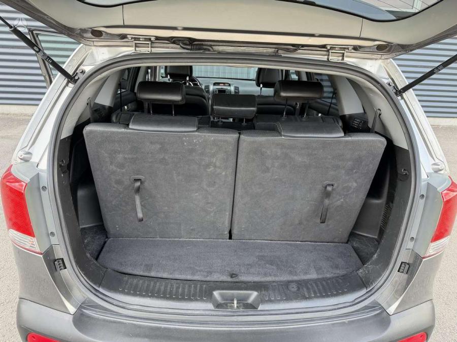 Grey Kia Sorento 2010 in Taurage, with an engine capacity of 2.20 L and mileage of 239 thousand km for 5200 €, photo 14 on AUTOMOTO.COM.LV