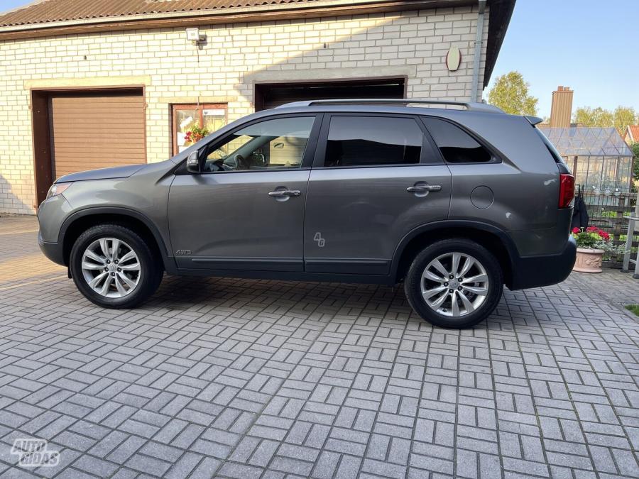 Grey Kia Sorento 2011 in Marijampole, with an engine capacity of 2.20 L and mileage of 230 thousand km for 7700 €, photo 1 on AUTOMOTO.COM.LV