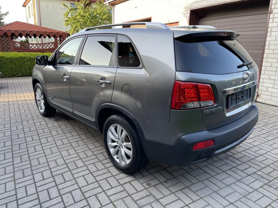 Grey Kia Sorento 2011 in Marijampole, with an engine capacity of 2.20 L and mileage of 230 thousand km for 7700 €, photo 4 on AUTOMOTO.COM.LV