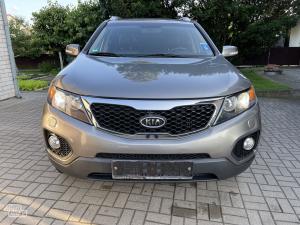 Grey Kia Sorento 2011 in Marijampole, with an engine capacity of 2.20 L and mileage of 230 thousand km for 7700 €, photo 7 on AUTOMOTO.COM.LV