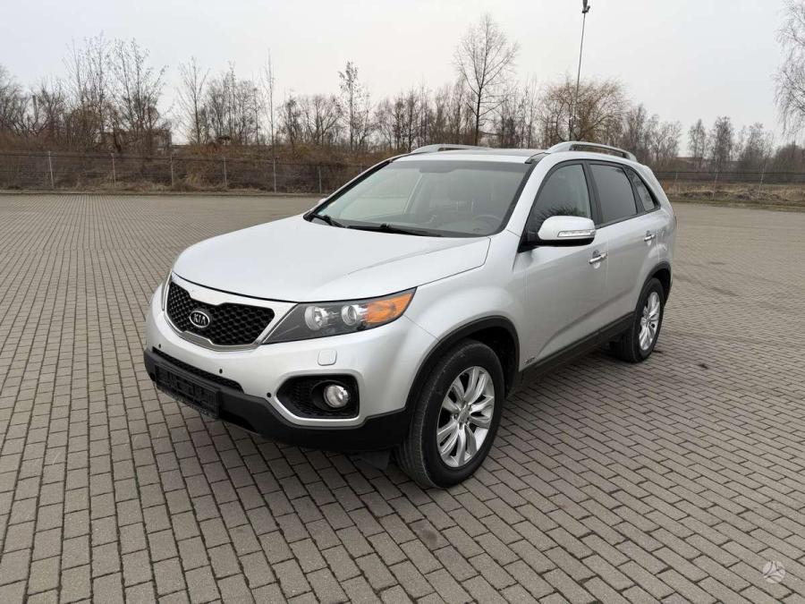 Grey Kia Sorento 2011 in Marijampole, with an engine capacity of 2.20 L and mileage of 248 thousand km for 6200 €, photo 1 on AUTOMOTO.COM.LV