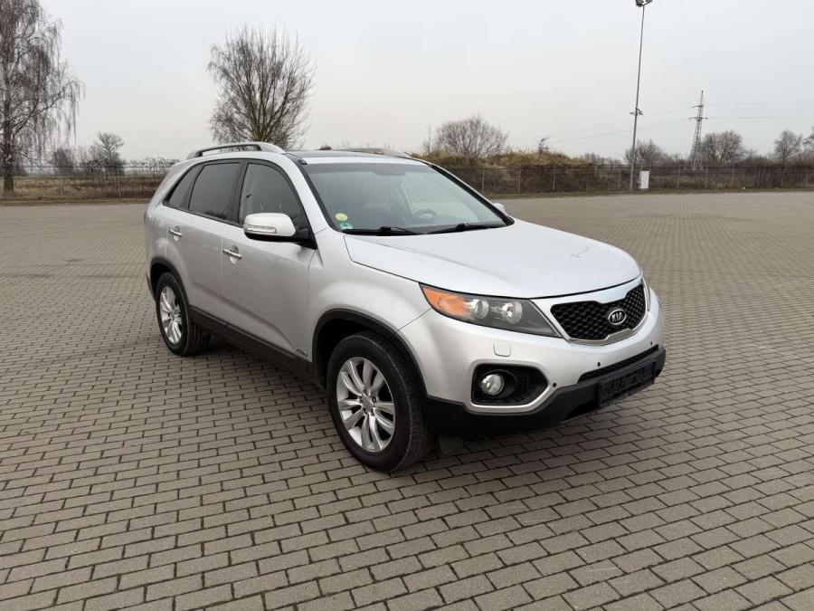Grey Kia Sorento 2011 in Marijampole, with an engine capacity of 2.20 L and mileage of 248 thousand km for 6200 €, photo 3 on AUTOMOTO.COM.LV
