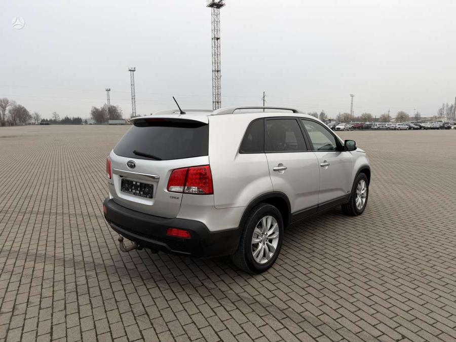 Grey Kia Sorento 2011 in Marijampole, with an engine capacity of 2.20 L and mileage of 248 thousand km for 6200 €, photo 5 on AUTOMOTO.COM.LV
