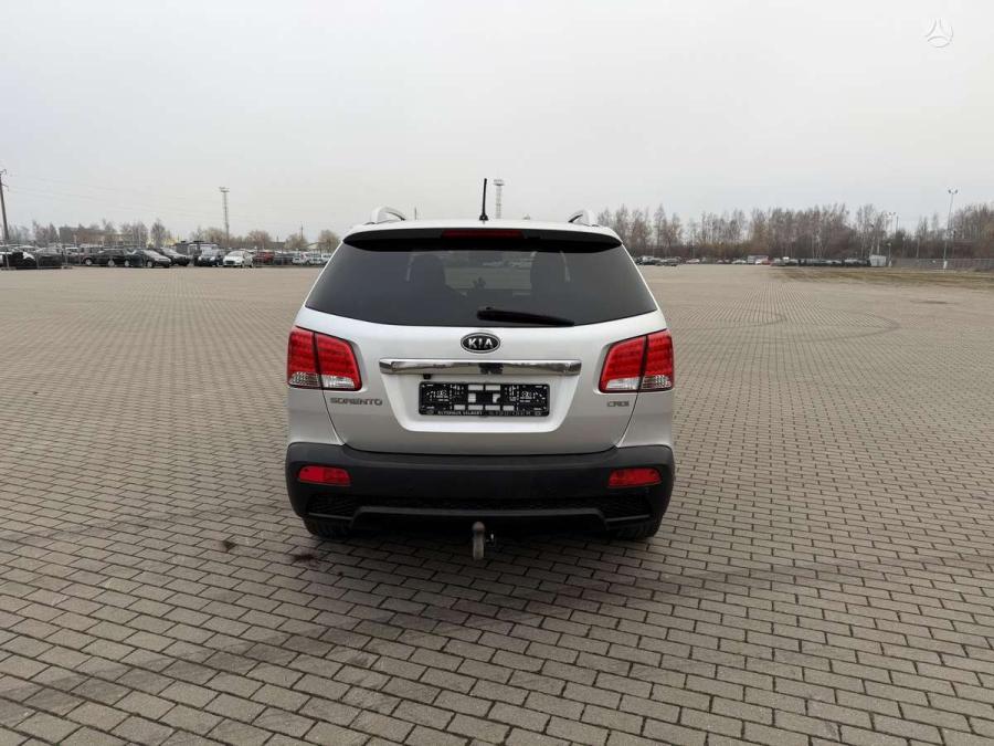 Grey Kia Sorento 2011 in Marijampole, with an engine capacity of 2.20 L and mileage of 248 thousand km for 6200 €, photo 6 on AUTOMOTO.COM.LV