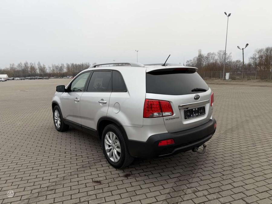 Grey Kia Sorento 2011 in Marijampole, with an engine capacity of 2.20 L and mileage of 248 thousand km for 6200 €, photo 7 on AUTOMOTO.COM.LV