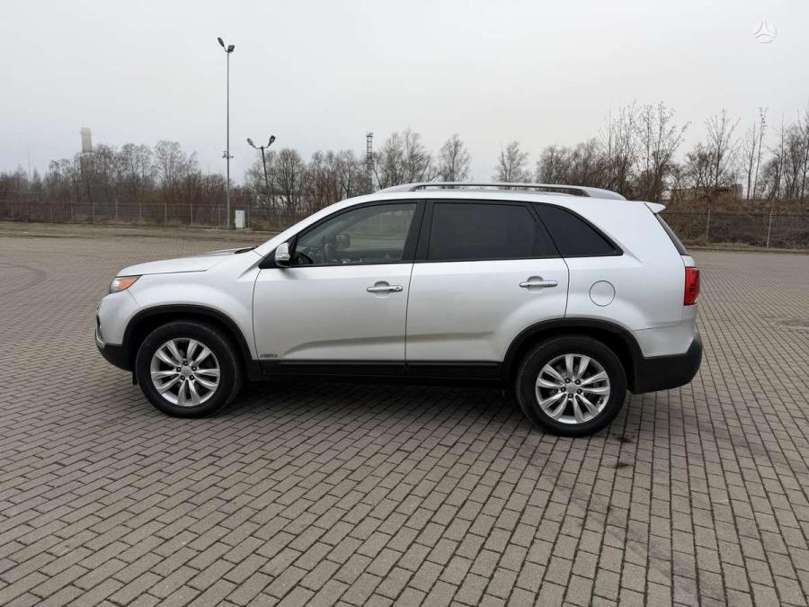 Grey Kia Sorento 2011 in Marijampole, with an engine capacity of 2.20 L and mileage of 248 thousand km for 6200 €, photo 8 on AUTOMOTO.COM.LV
