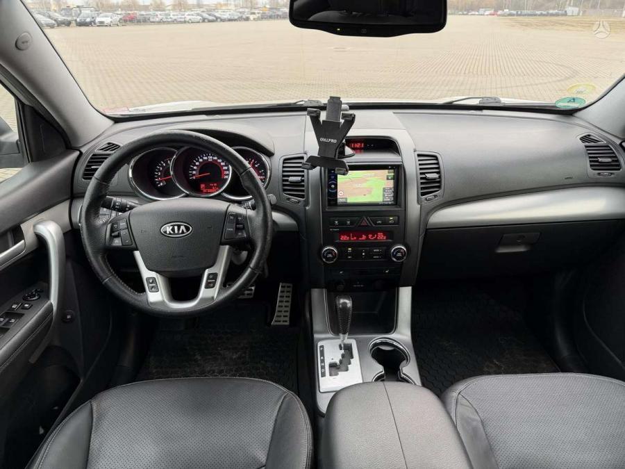 Grey Kia Sorento 2011 in Marijampole, with an engine capacity of 2.20 L and mileage of 248 thousand km for 6200 €, photo 15 on AUTOMOTO.COM.LV
