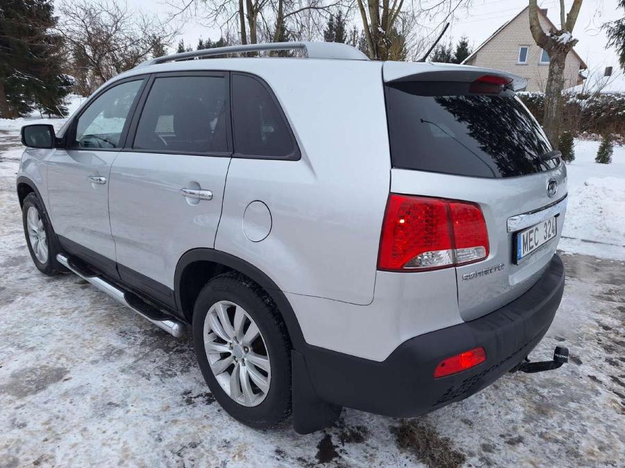 Grey Kia Sorento 2011 in Kelme, with an engine capacity of 2.40 L and mileage of 267 thousand km for 5900 €, photo 2 on AUTOMOTO.COM.LV