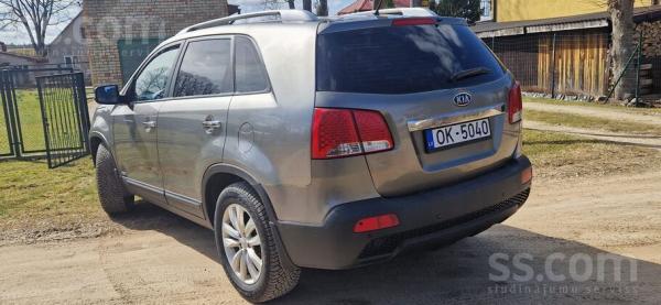 Pelēks Kia Sorento 2011 Rīga, ar dzinēja tilpumu 2.20 L un nobraukumu 118 tūkst. km par 5400 €, foto 3 vietnē AUTOMOTO.COM.LV