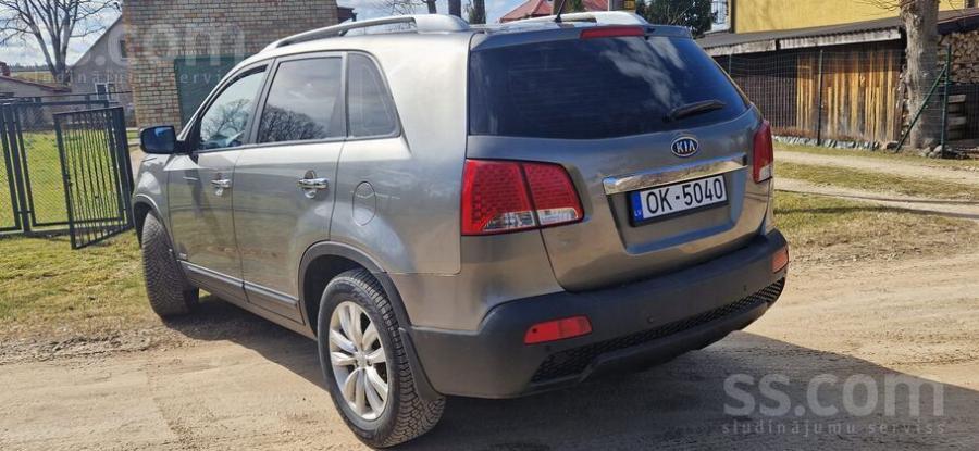 Pelēks Kia Sorento 2011 Rīga, ar dzinēja tilpumu 2.20 L un nobraukumu 118 tūkst. km par 5400 €, foto 4 vietnē AUTOMOTO.COM.LV