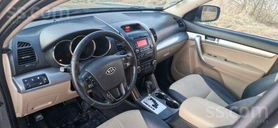 Pelēks Kia Sorento 2011 Rīga, ar dzinēja tilpumu 2.20 L un nobraukumu 118 tūkst. km par 5400 €, foto 5 vietnē AUTOMOTO.COM.LV