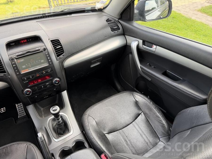 Pelēks Kia Sorento 2011 Rīga, ar dzinēja tilpumu 2.20 L un nobraukumu 241 tūkst. km par 7250 €, foto 19 vietnē AUTOMOTO.COM.LV