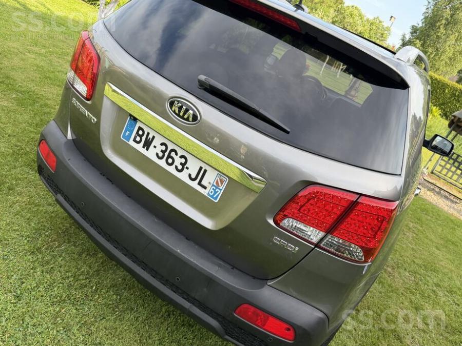 Pelēks Kia Sorento 2011 Rīga, ar dzinēja tilpumu 2.20 L un nobraukumu 241 tūkst. km par 7250 €, foto 35 vietnē AUTOMOTO.COM.LV