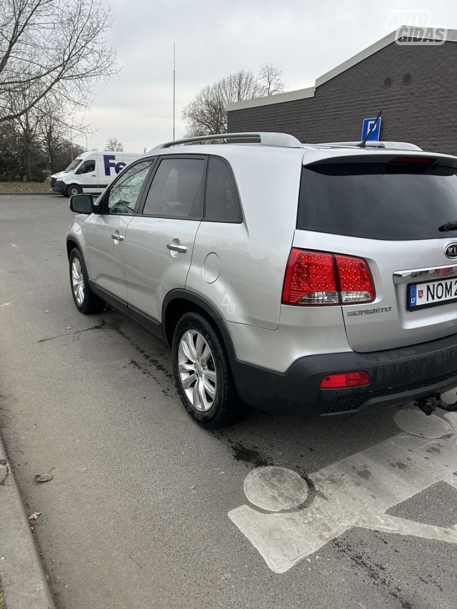 Pelēks Kia Sorento 2011 Marijampole, ar dzinēja tilpumu 2.20 L un nobraukumu 267 tūkst. km par 6200 €, foto 5 vietnē AUTOMOTO.COM.LV