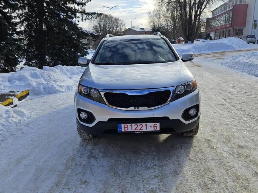 Grey Kia Sorento 2011 in Jekabpils, with an engine capacity of 2.20 L and mileage of 265 thousand km for 7690 €, photo 3 on AUTOMOTO.COM.LV