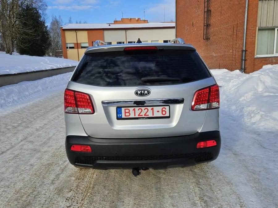Grey Kia Sorento 2011 in Jekabpils, with an engine capacity of 2.20 L and mileage of 265 thousand km for 7690 €, photo 7 on AUTOMOTO.COM.LV