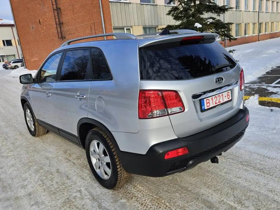 Grey Kia Sorento 2011 in Jekabpils, with an engine capacity of 2.20 L and mileage of 265 thousand km for 7690 €, photo 8 on AUTOMOTO.COM.LV