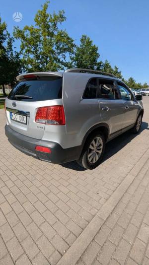 Pelēks Kia Sorento 2011 Mažeikiai, ar dzinēja tilpumu 2.20 L un nobraukumu 157 tūkst. km par 6500 €, foto 3 vietnē AUTOMOTO.COM.LV