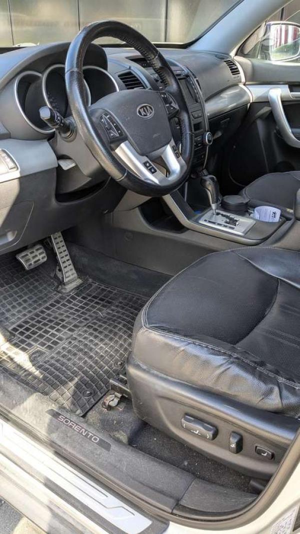 Grey Kia Sorento 2011 in Mazeikiai, with an engine capacity of 2.20 L and mileage of 157 thousand km for 6500 €, photo 3 on AUTOMOTO.COM.LV