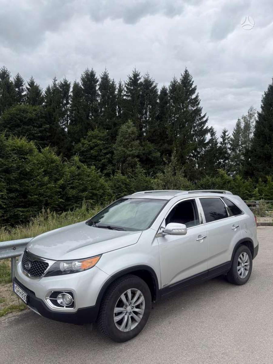 Grey Kia Sorento 2011 in Siauliai, with an engine capacity of 2.35 L and mileage of 180 thousand km for 6650 €, photo 1 on AUTOMOTO.COM.LV