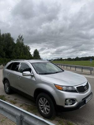 Grey Kia Sorento 2011 in Siauliai, with an engine capacity of 2.35 L and mileage of 180 thousand km for 6650 €, photo 3 on AUTOMOTO.COM.LV