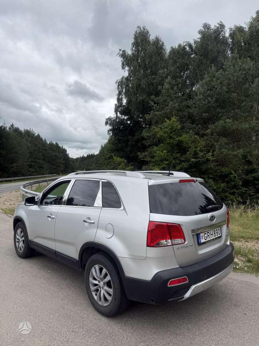 Grey Kia Sorento 2011 in Siauliai, with an engine capacity of 2.35 L and mileage of 180 thousand km for 6650 €, photo 4 on AUTOMOTO.COM.LV