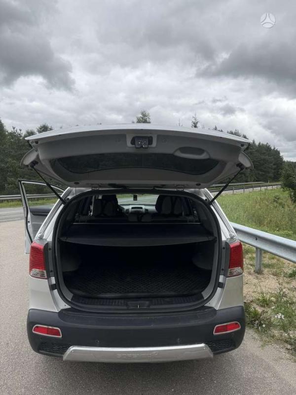 Pelēks Kia Sorento 2011 Šauļi, ar dzinēja tilpumu 2.35 L un nobraukumu 180 tūkst. km par 6650 €, foto 5 vietnē AUTOMOTO.COM.LV