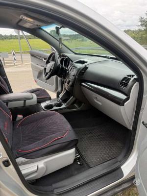 Grey Kia Sorento 2011 in Siauliai, with an engine capacity of 2.35 L and mileage of 180 thousand km for 6650 €, photo 8 on AUTOMOTO.COM.LV