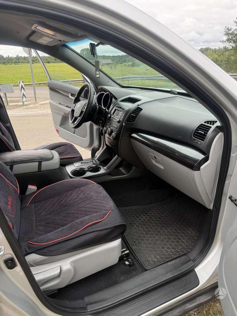 Grey Kia Sorento 2011 in Siauliai, with an engine capacity of 2.35 L and mileage of 180 thousand km for 6650 €, photo 8 on AUTOMOTO.COM.LV
