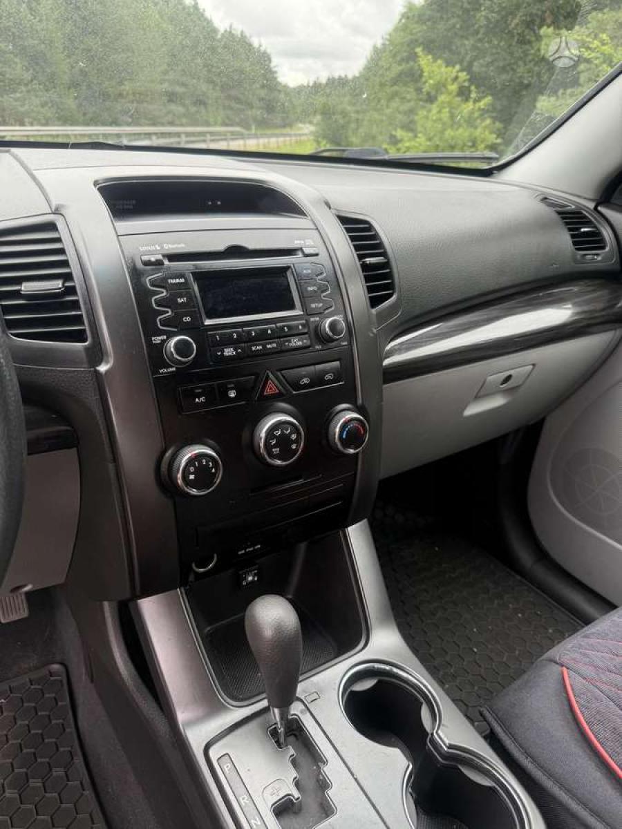 Grey Kia Sorento 2011 in Siauliai, with an engine capacity of 2.35 L and mileage of 180 thousand km for 6650 €, photo 12 on AUTOMOTO.COM.LV
