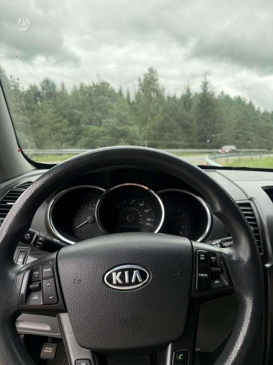 Grey Kia Sorento 2011 in Siauliai, with an engine capacity of 2.35 L and mileage of 180 thousand km for 6650 €, photo 13 on AUTOMOTO.COM.LV