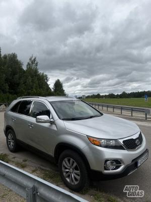 Grey Kia Sorento 2011 in Siauliai, with an engine capacity of 2.40 L and mileage of 180 thousand km for 6650 €, photo 3 on AUTOMOTO.COM.LV