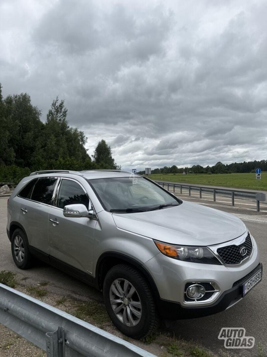 Grey Kia Sorento 2011 in Siauliai, with an engine capacity of 2.40 L and mileage of 180 thousand km for 6650 €, photo 3 on AUTOMOTO.COM.LV