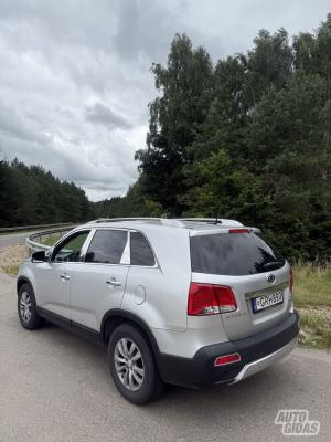 Grey Kia Sorento 2011 in Siauliai, with an engine capacity of 2.40 L and mileage of 180 thousand km for 6650 €, photo 4 on AUTOMOTO.COM.LV