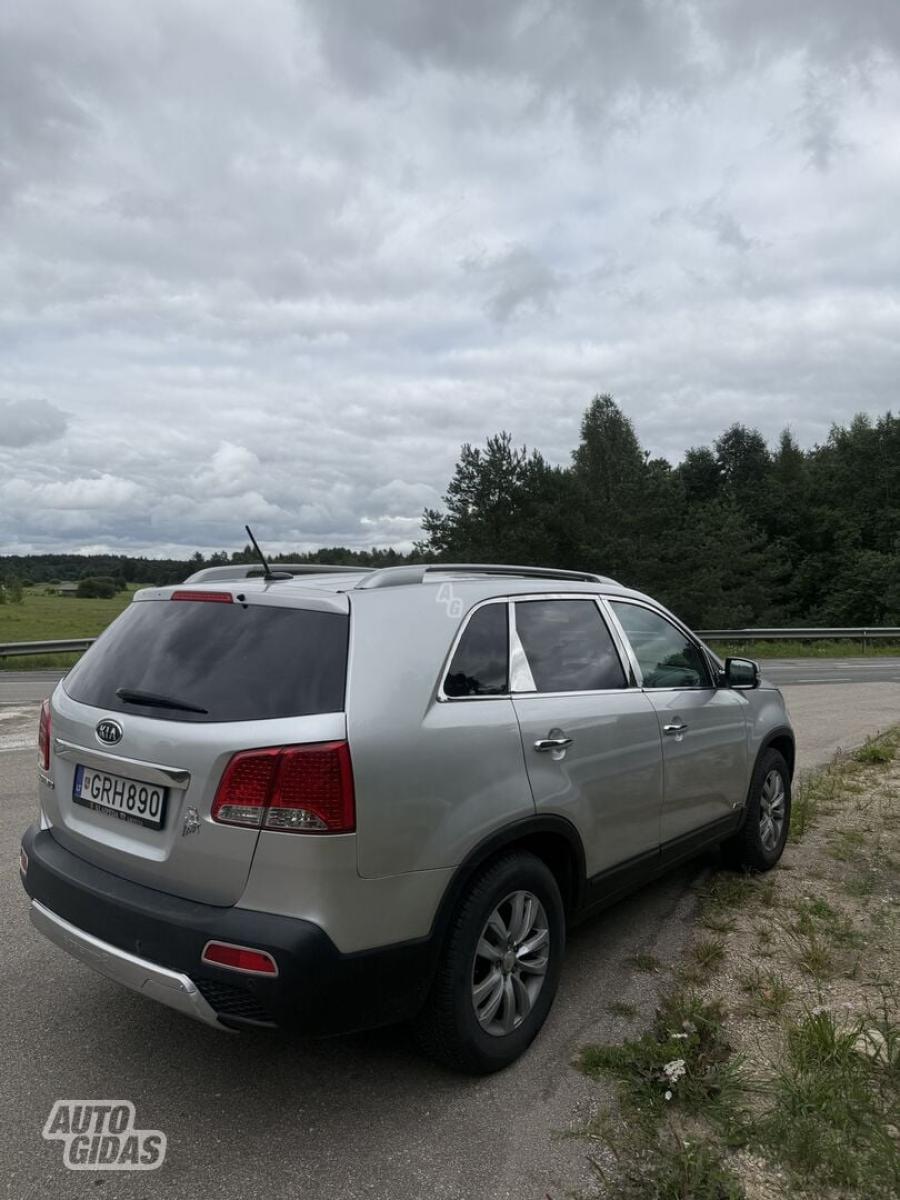 Grey Kia Sorento 2011 in Siauliai, with an engine capacity of 2.40 L and mileage of 180 thousand km for 6650 €, photo 5 on AUTOMOTO.COM.LV