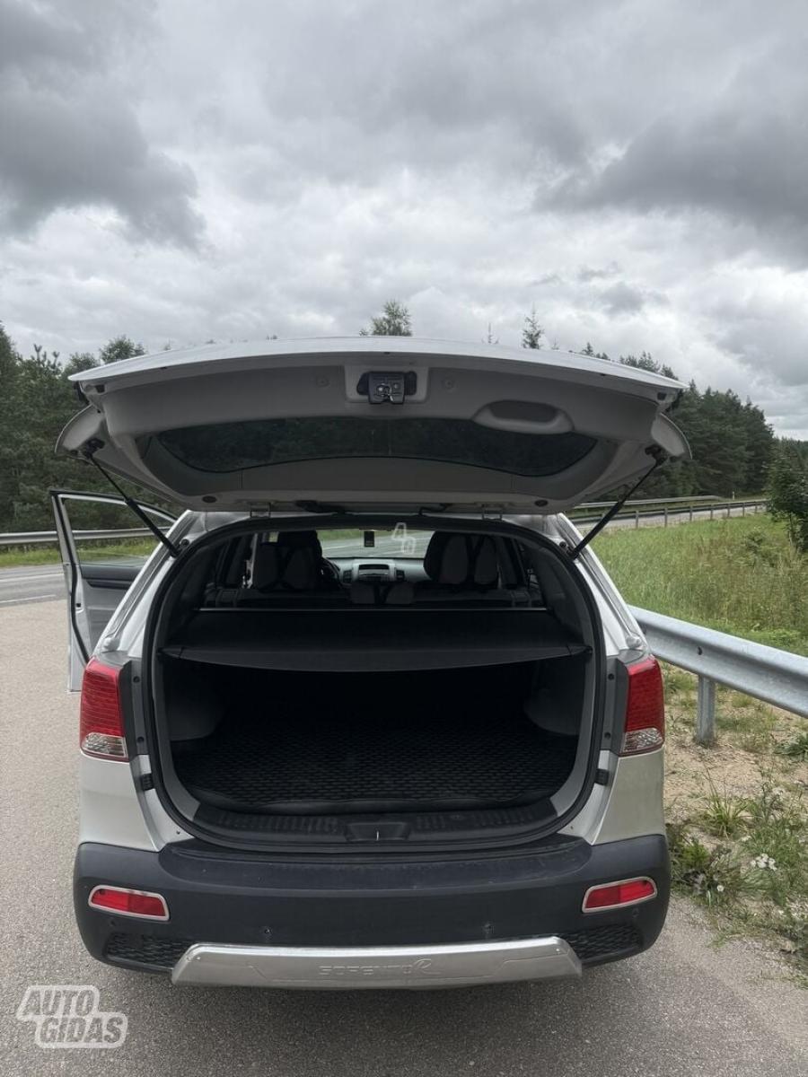 Grey Kia Sorento 2011 in Siauliai, with an engine capacity of 2.40 L and mileage of 180 thousand km for 6650 €, photo 6 on AUTOMOTO.COM.LV