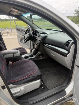 Grey Kia Sorento 2011 in Siauliai, with an engine capacity of 2.40 L and mileage of 180 thousand km for 6650 €, photo 8 on AUTOMOTO.COM.LV