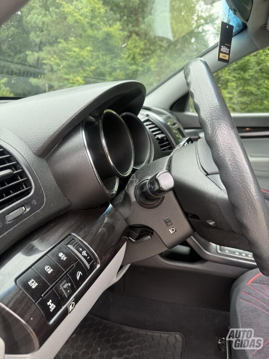 Grey Kia Sorento 2011 in Siauliai, with an engine capacity of 2.40 L and mileage of 180 thousand km for 6650 €, photo 10 on AUTOMOTO.COM.LV