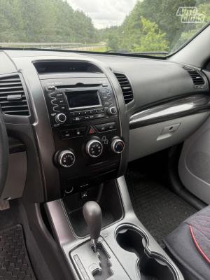 Grey Kia Sorento 2011 in Siauliai, with an engine capacity of 2.40 L and mileage of 180 thousand km for 6650 €, photo 12 on AUTOMOTO.COM.LV