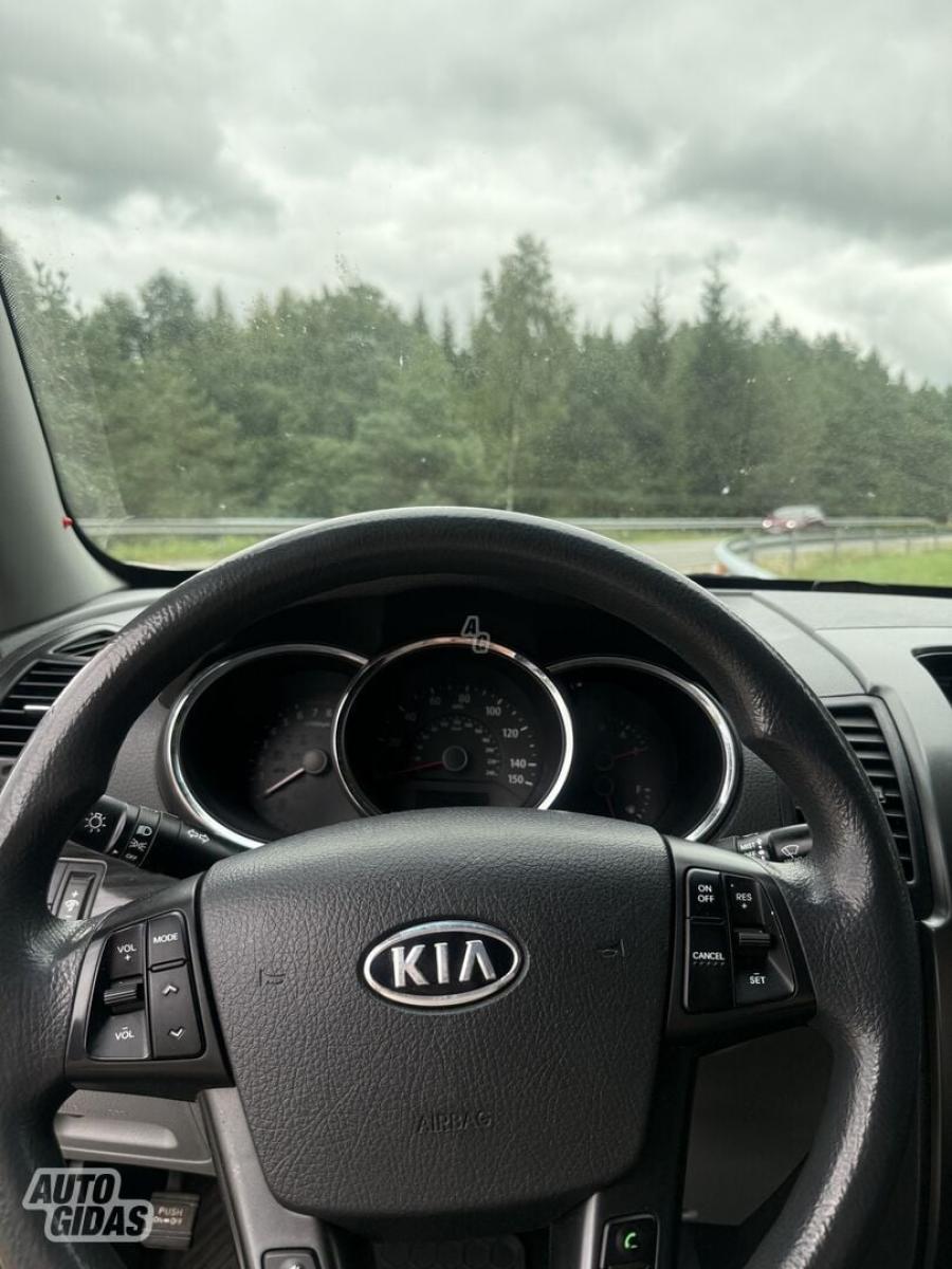 Grey Kia Sorento 2011 in Siauliai, with an engine capacity of 2.40 L and mileage of 180 thousand km for 6650 €, photo 13 on AUTOMOTO.COM.LV