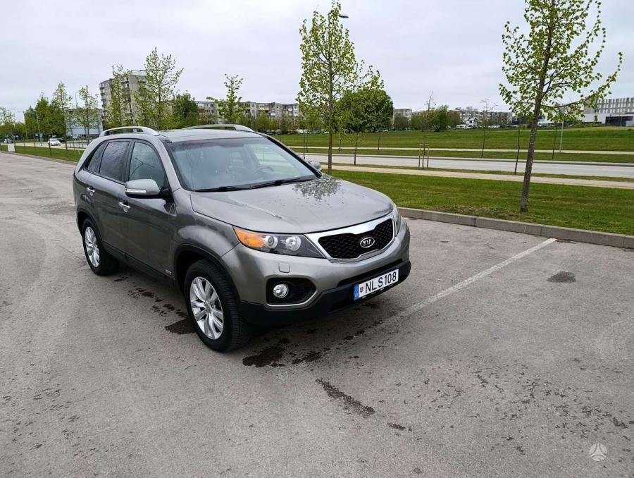 Pelēks Kia Sorento 2011 Mažeikiai, ar dzinēja tilpumu 2.20 L un nobraukumu 242 tūkst. km par 7200 €, foto 3 vietnē AUTOMOTO.COM.LV