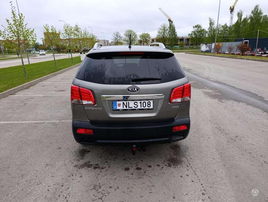 Pelēks Kia Sorento 2011 Mažeikiai, ar dzinēja tilpumu 2.20 L un nobraukumu 242 tūkst. km par 7200 €, foto 5 vietnē AUTOMOTO.COM.LV