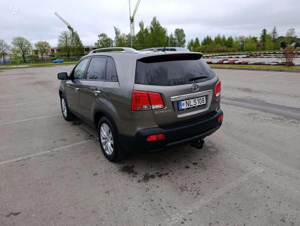 Grey Kia Sorento 2011 in Mazeikiai, with an engine capacity of 2.20 L and mileage of 242 thousand km for 7200 €, photo 7 on AUTOMOTO.COM.LV