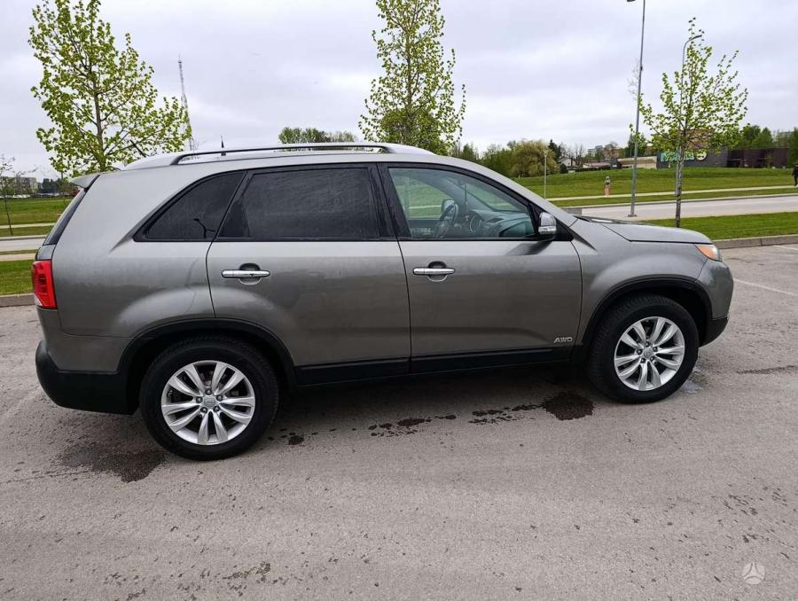 Pelēks Kia Sorento 2011 Mažeikiai, ar dzinēja tilpumu 2.20 L un nobraukumu 242 tūkst. km par 7200 €, foto 8 vietnē AUTOMOTO.COM.LV