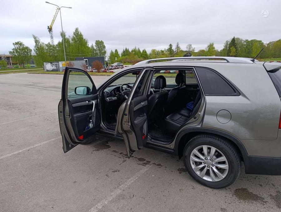 Pelēks Kia Sorento 2011 Mažeikiai, ar dzinēja tilpumu 2.20 L un nobraukumu 242 tūkst. km par 7200 €, foto 11 vietnē AUTOMOTO.COM.LV